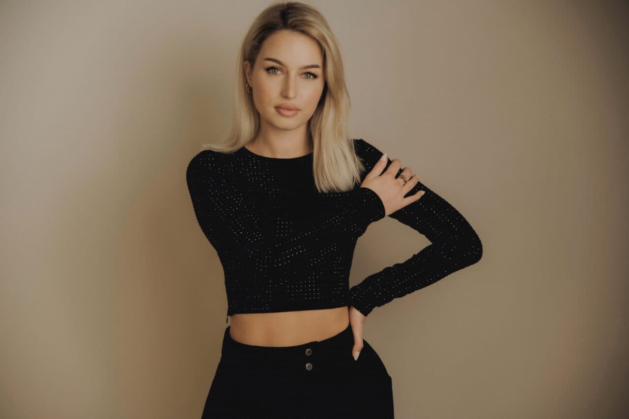 Jasmin Blust: Die Melodic Techno-Durchstarterin hebt mit „Rave In Space ...